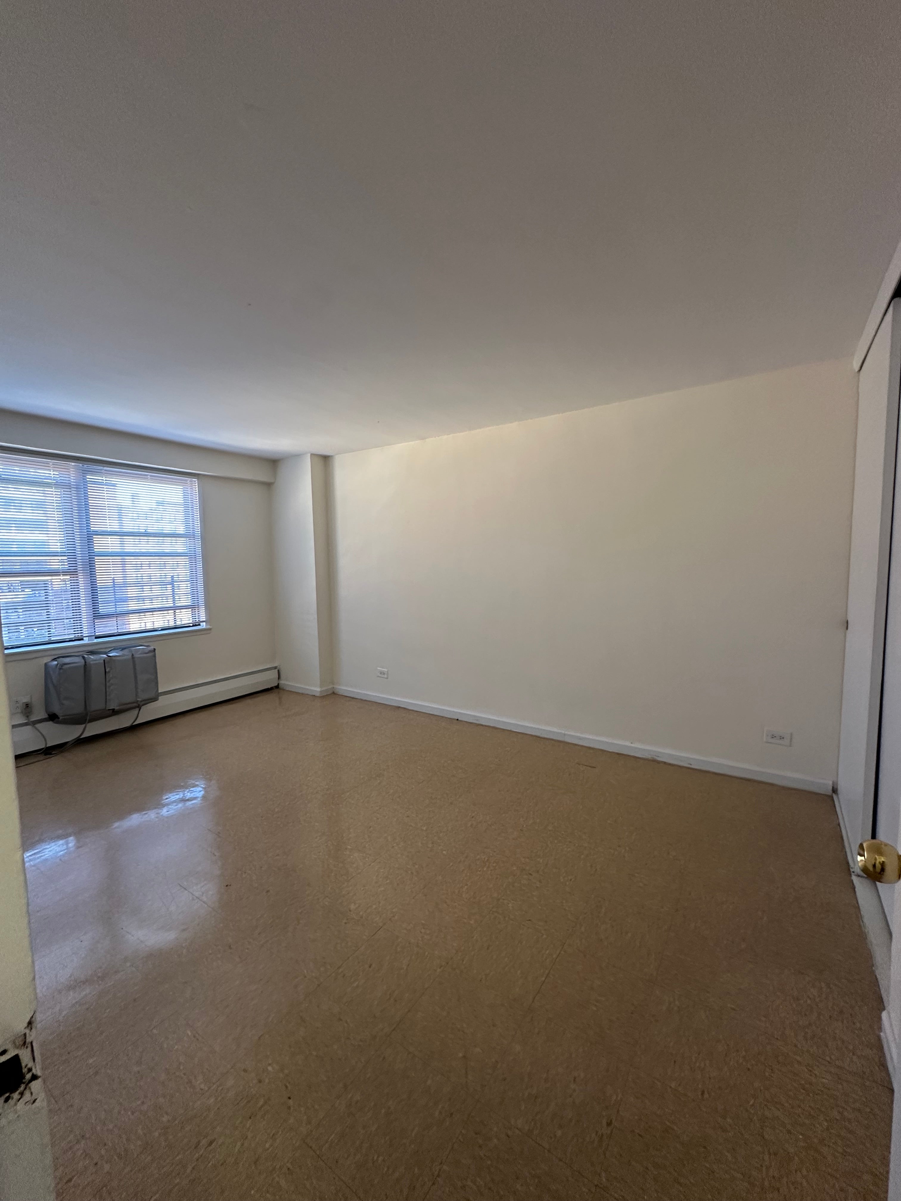 Bright Room in a Residential Complex with Pool – Corona – Latinos Rooms